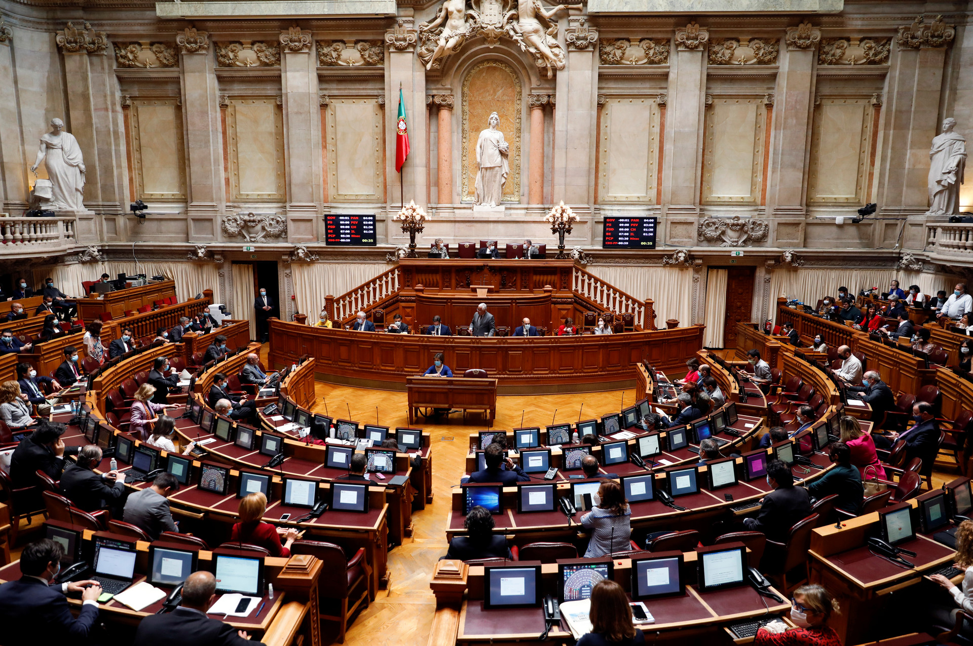 Parlamento português aprova alteração a Lei de Nacionalidade. Netos e ...